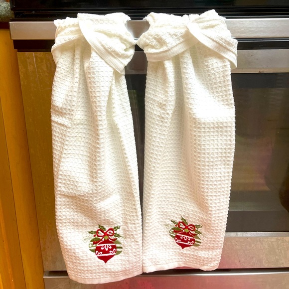 Kitchen | Nwot Kitchen Towels Set Of 2 With Snaps So They Never Fall ...
